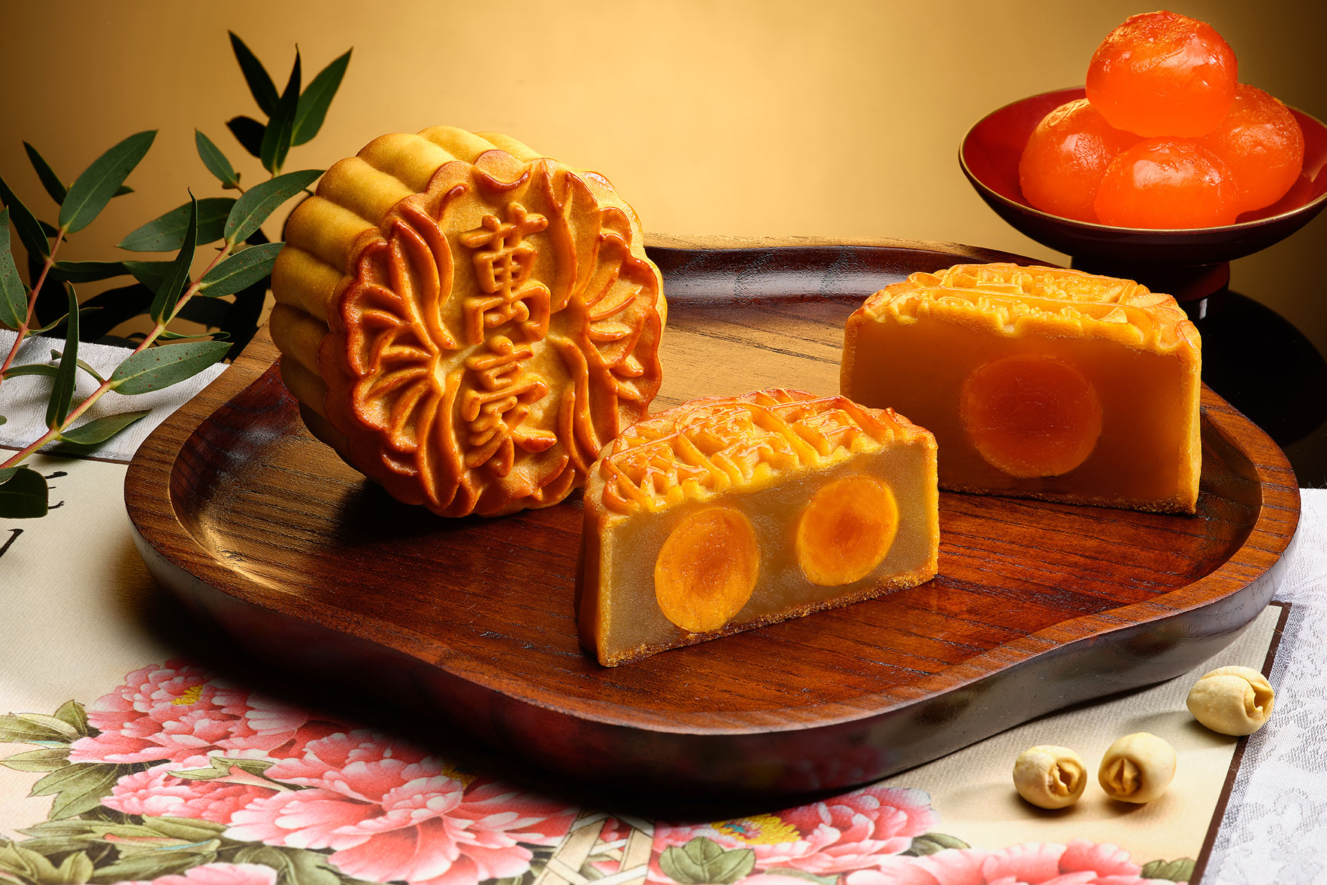 White Lotus Seed Paste Baked Mooncake With Double Yolk Best Seller White Lotus Seed Paste Baked Mooncake With Double Yolk Best Seller